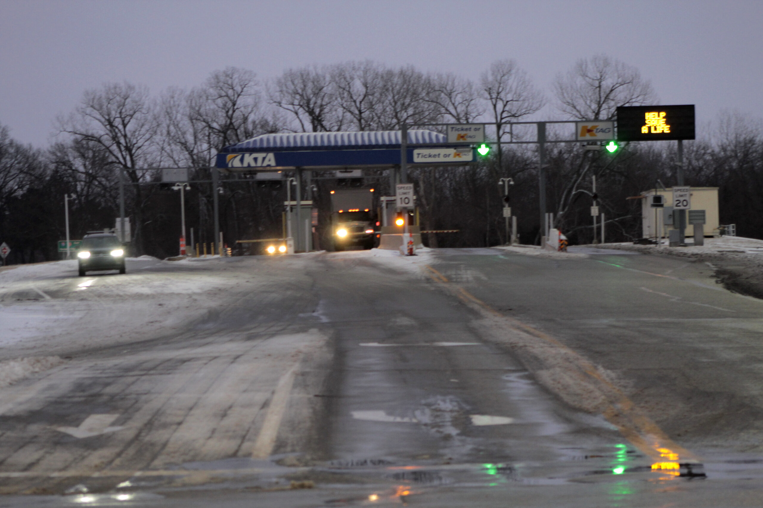 Winter storm drops 2 to 4 inches of snow on Lawrence area; milder ...